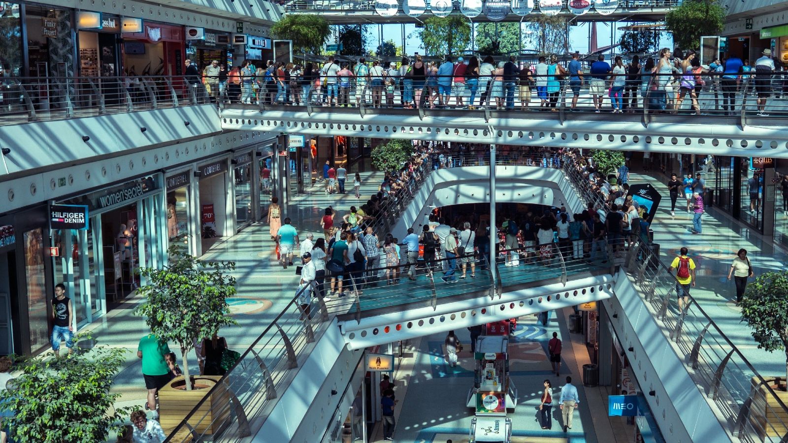 JCDecaux renews contract with the leading company of shopping malls in ...
